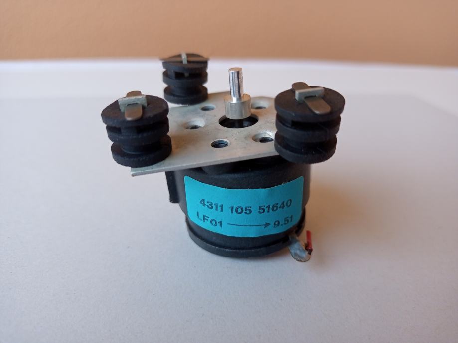 Philips 4311 105 51640 LF01-9.51 motor skinut sa gramofona Philips 100