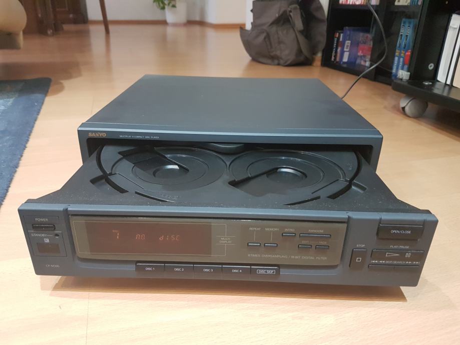 Sanyo CD player s 4 glave (za 4 CD-a)