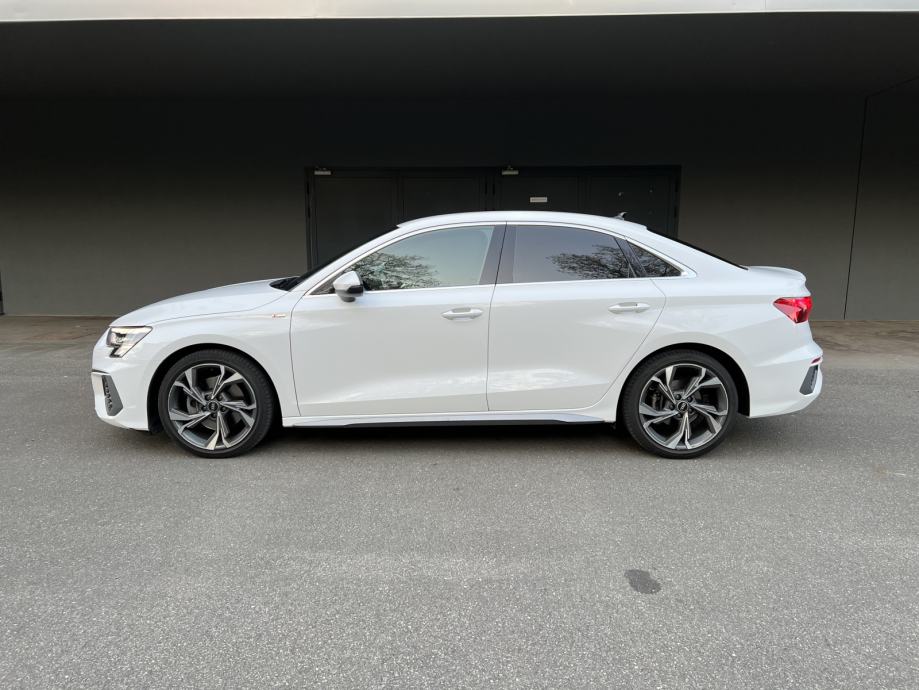 Audi A3 35 TFSI S line, virtualni sat, adaptivni tempomat,HR auto!, 2021 god.