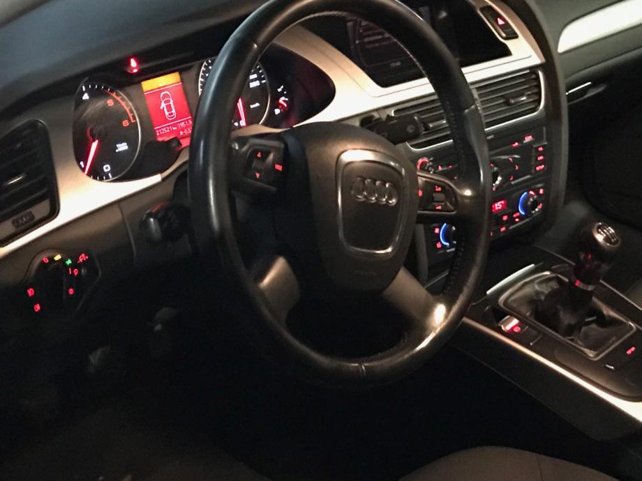Audi A4 2,0 TDI 2009 - OBAVEZNO ČITATI OPIS (motor 150.000km), 2009 god.