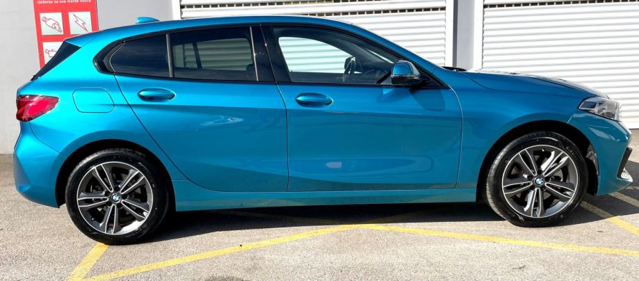 BMW 118i Sport Line, 2022 god.