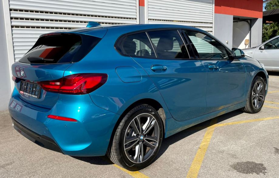 BMW 118i Sport Line, 2022 god.