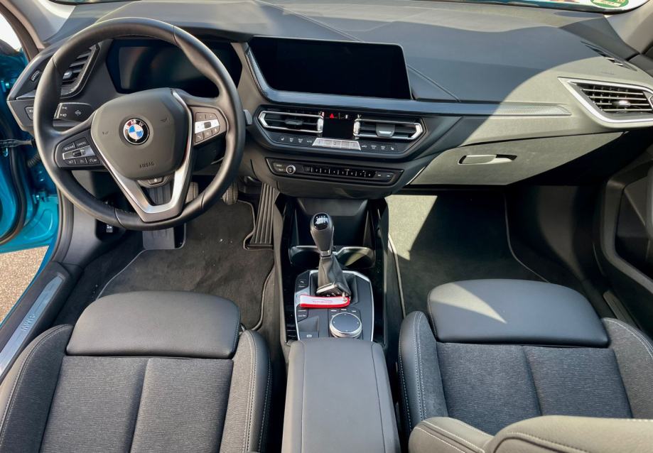 BMW 118i Sport Line, 2022 god.