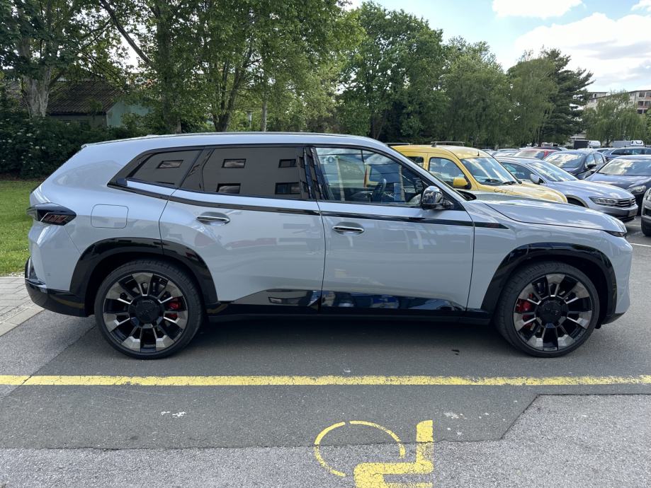 BMW XM LABEL** INDIVIDUAL** 2024 GOD** 750 KS** B&W** 23”**, 2024 god.