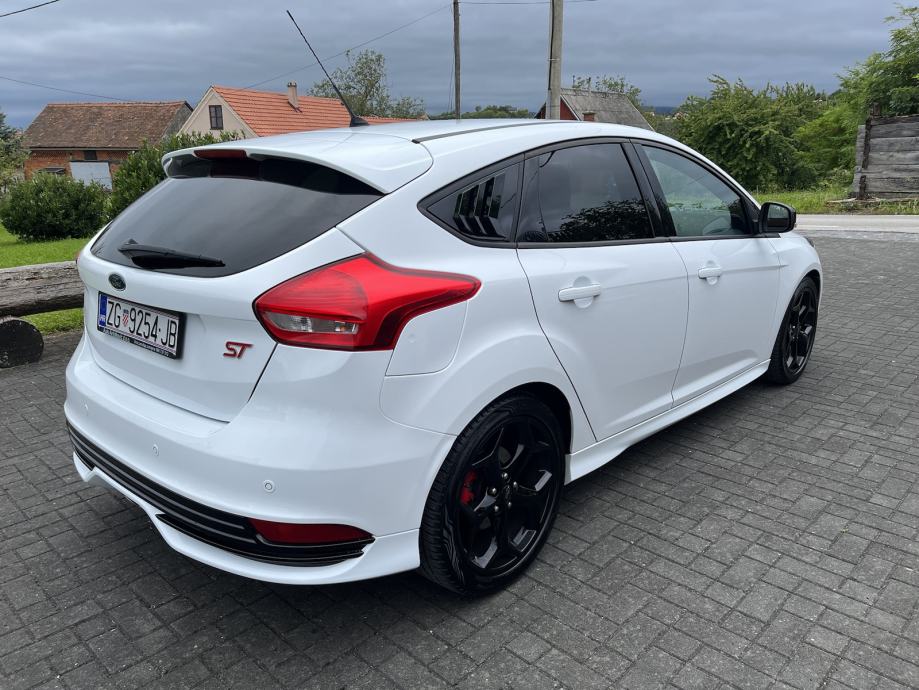 Ford Focus ST 2,0 TDCi, navi, radar, recaro, bi xenon...reg.2/2025 ...