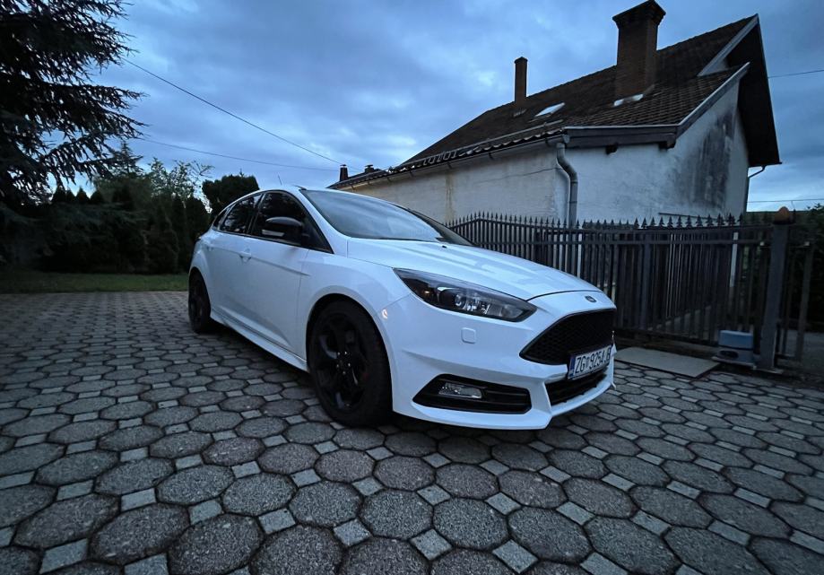 Ford Focus ST 2,0 TDCi, navi, radar, recaro, bi xenon...reg.2/2025 ...