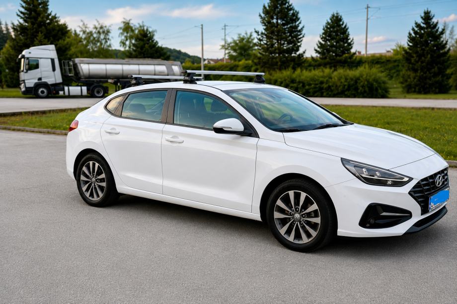 Hyundai i30 Fastback |Style+LED| 1. vlasnik | Kuka | Zimske gume+felge ...