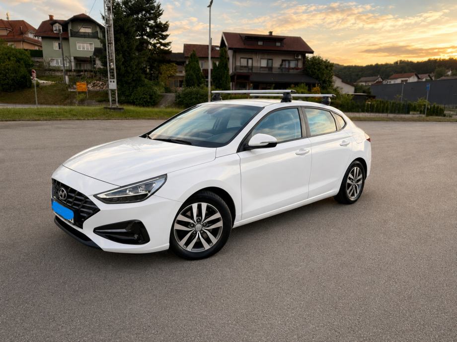 Hyundai i30 Fastback |Style+LED| 1. vlasnik | Kuka | Zimske gume+felge ...