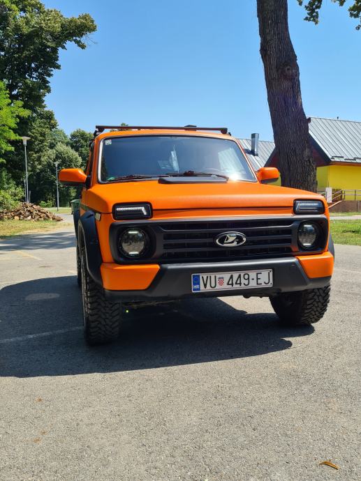 *LADA NIVA * NOVI PLIN LOVATO, KLIMA ,SERVO,KUKA, 2011 god.