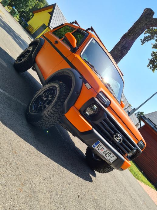 *LADA NIVA * NOVI PLIN LOVATO, KLIMA ,SERVO,KUKA, 2011 god.