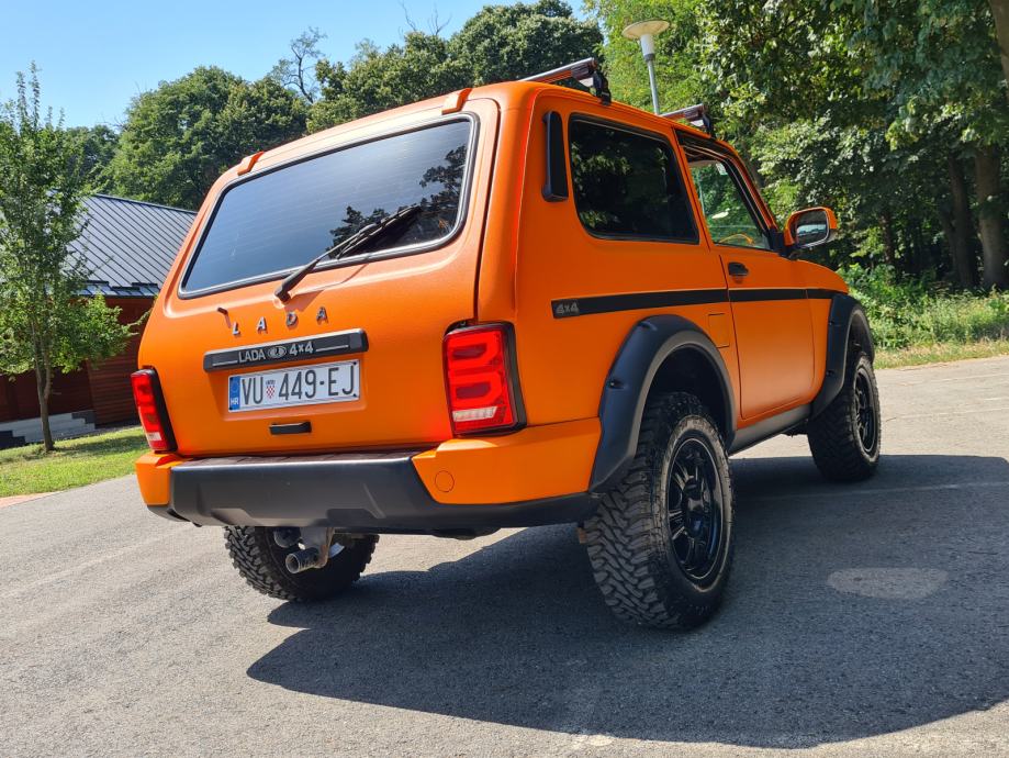 *LADA NIVA * NOVI PLIN LOVATO, KLIMA ,SERVO,KUKA, 2011 god.