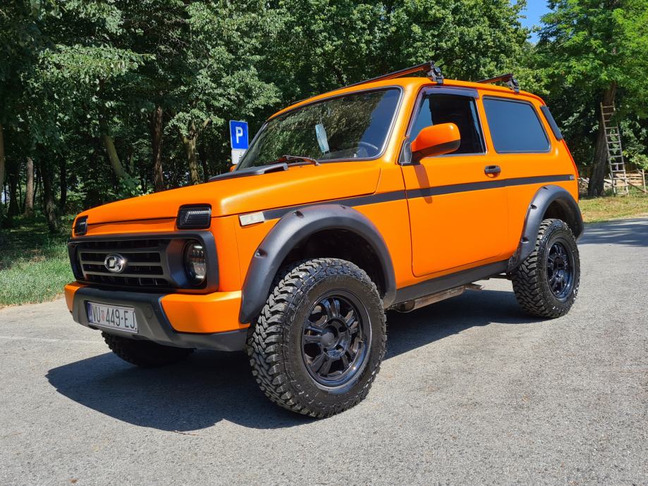 *LADA NIVA * NOVI PLIN LOVATO, KLIMA ,SERVO,KUKA, 2011 god.