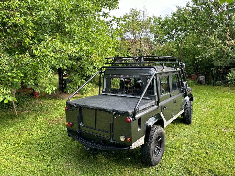 Land Rover Defender 110 TD5 Tomb Raider crew cab, 2001 god.