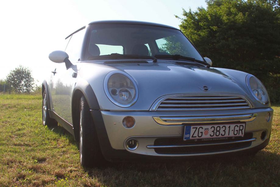 MINI COOPER R50 U IZVRSNOM STANJU, KULTNI AUTO, 5 100EUR!, 2003 god.