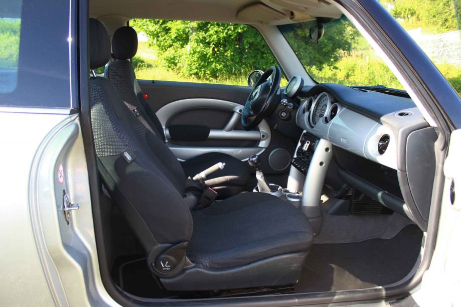 MINI COOPER R50 U IZVRSNOM STANJU, KULTNI AUTO, 5 100EUR!, 2003 god.