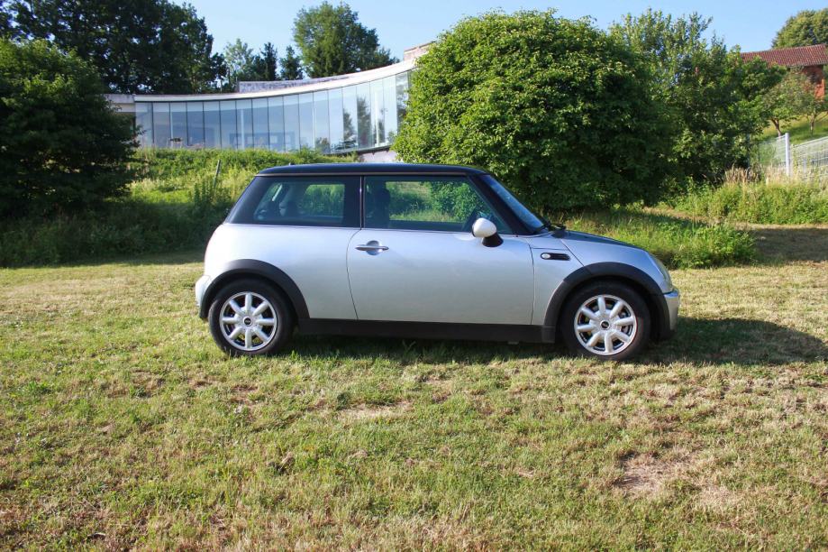 MINI COOPER R50 U IZVRSNOM STANJU, KULTNI AUTO, 5 100EUR!, 2003 god.