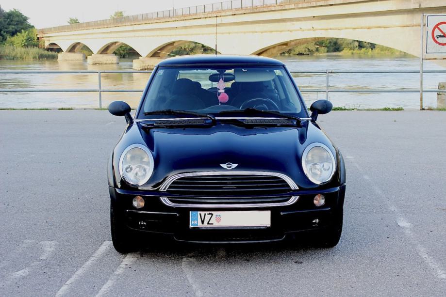 MINI COOPER One, 2002 god.