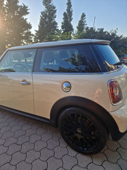 MINI Cooper One R56,1.6,180HP,servisiran i uredan, 2011 god.