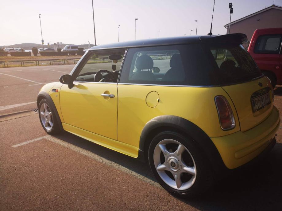 MINI One serija 1, 2003 god.