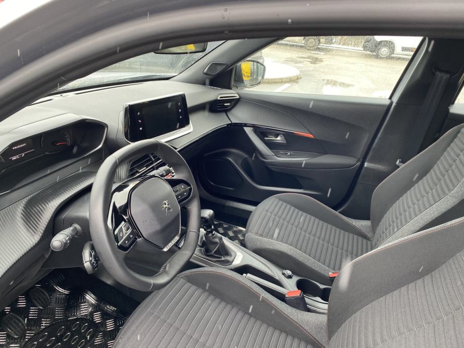 Peugeot 2008 1,2, 2023 god.