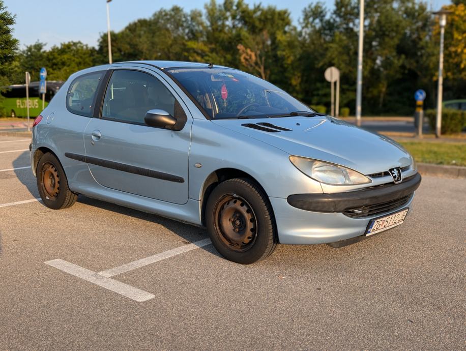Peugeot 206 1,4 KLIMA 117 TKM Michelin gume ljetne i zimske, 2002 god.