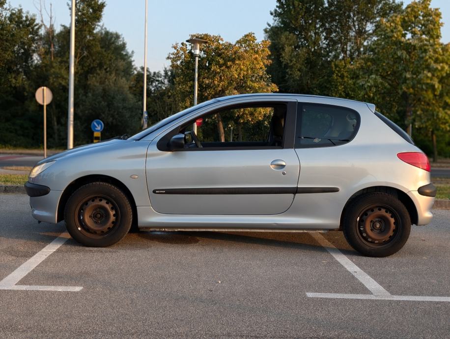 Peugeot 206 1,4 KLIMA 117 TKM Michelin gume ljetne i zimske, 2002 god.