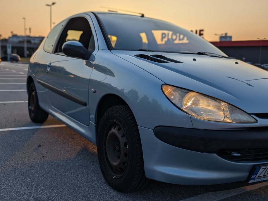 Peugeot 206 1,4 KLIMA 117 TKM Michelin gume ljetne i zimske, 2002 god.