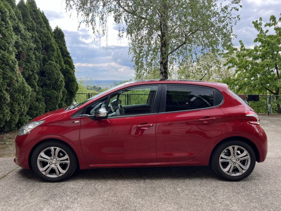 Peugeot 208 1,6 motor, Style oprema sa panoramom, 2015 god.