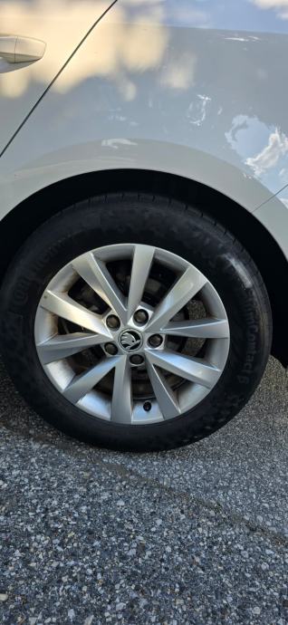 Škoda Octavia 1,6 TDI -PRILIKA, 2 seta conti premium guma/novi diskovi ...