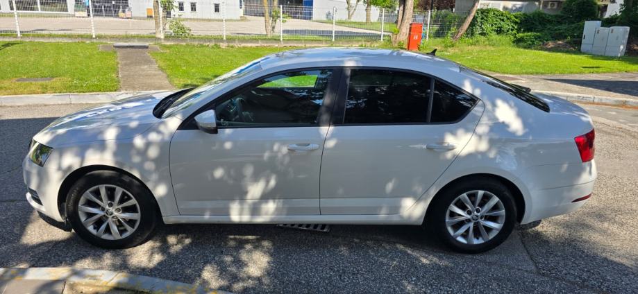 Škoda Octavia 1,6 TDI -PRILIKA, 2 seta conti premium guma/novi diskovi ...