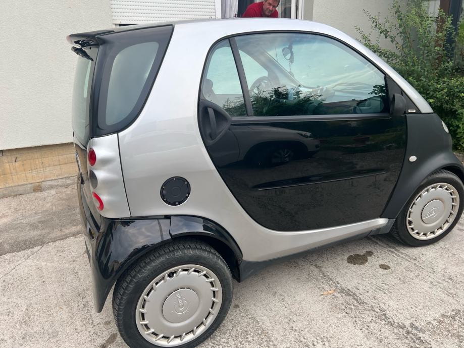 Smart staklena panorama, ISOFIX, koža, klima 1900 eura, 2000 god.