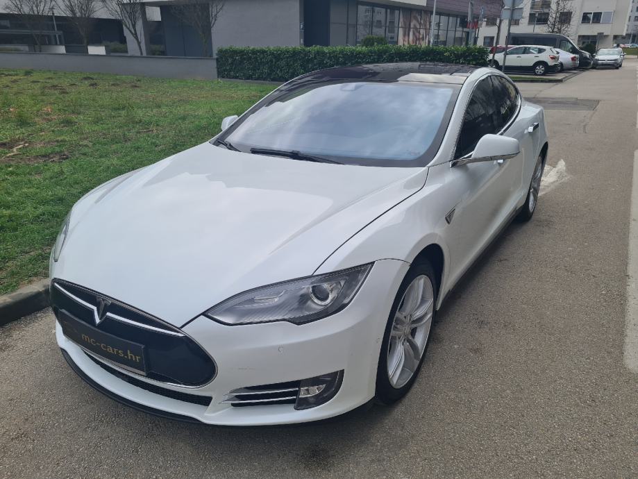 Tesla Model S 4X4, 2015 god.