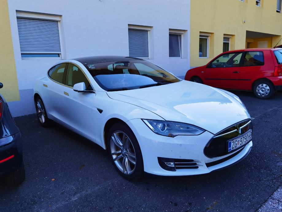 Tesla Model S 85, 2013 god.