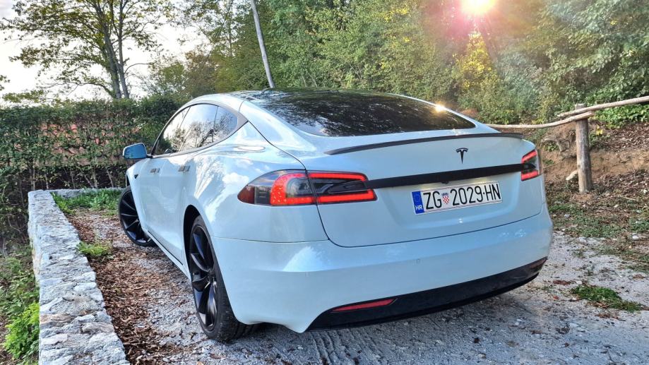 Tesla Model S 90D, 2017 god.