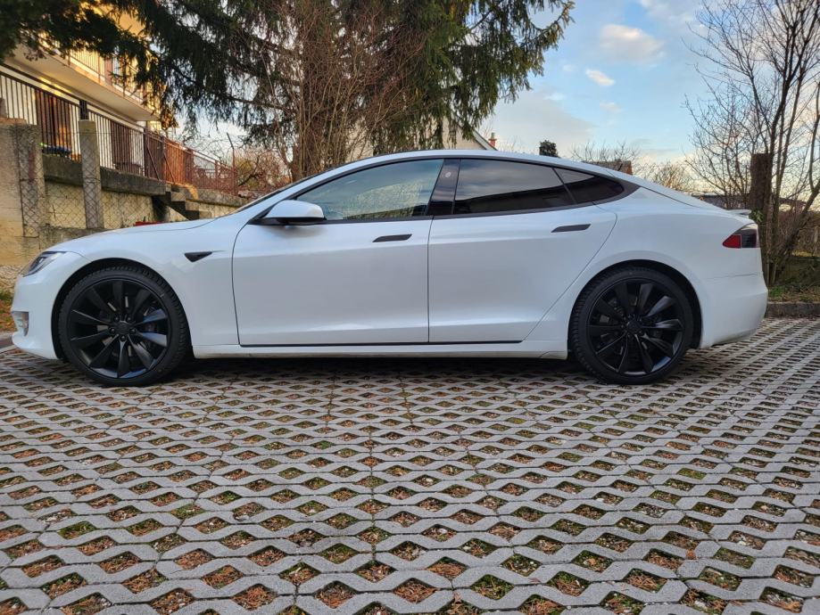 Tesla Model S 90D, 2017 god.