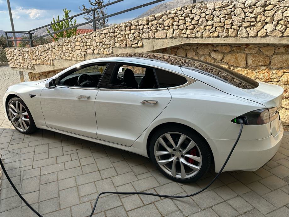 Tesla Model S Performance 0-100 km/h 2.3 sek, 2019 god.