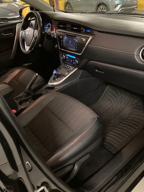 Toyota Auris karavan TS 1,8 VVT-i Sol automatik, 2014 god.