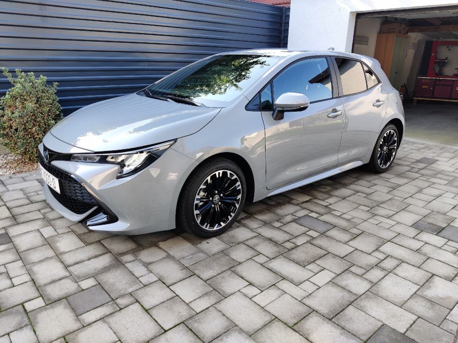 Toyota Corolla HB hybrid *****NOVO**** reg. godinu dana, 2022 god.