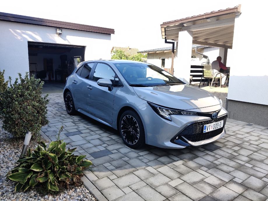 Toyota Corolla HB hybrid *****NOVO**** reg. godinu dana, 2022 god.