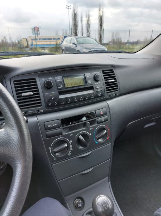 Toyota Corolla osobni automobil, 2002 god.