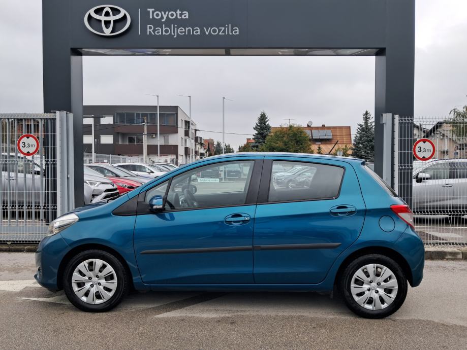 YARIS 1.33 VVT-i Sol automatik, servisna.., 2013 god.