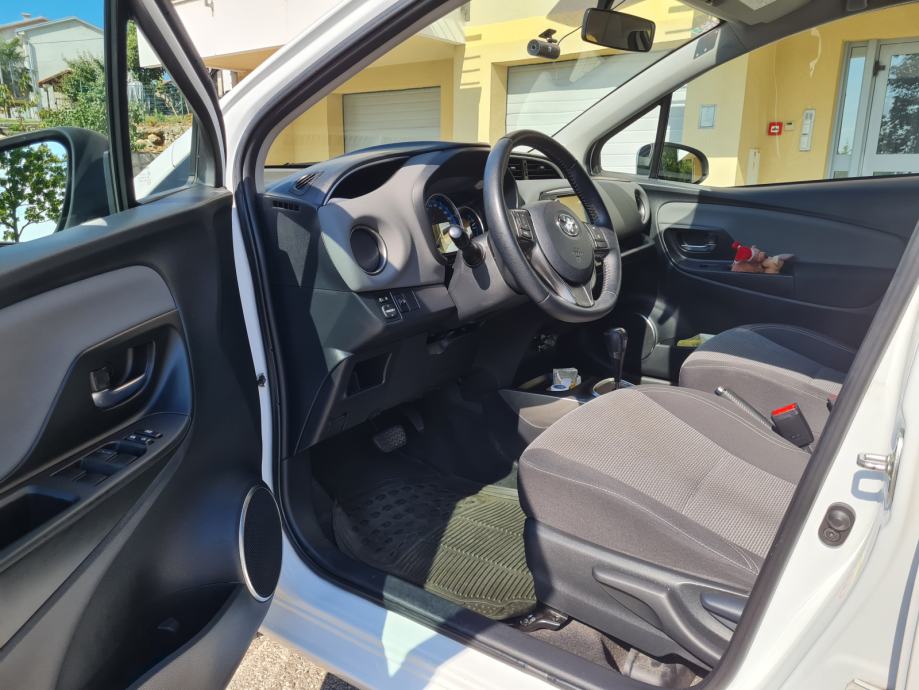 Toyota Yaris Hybrid 1,5 VVT-i Sol automatik, 2014 god.