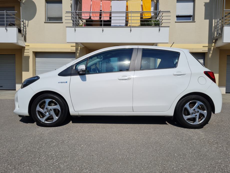 Toyota Yaris Hybrid 1,5 VVT-i Sol automatik, 2014 god.