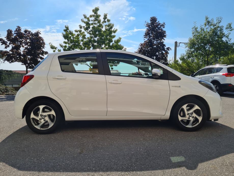 Toyota Yaris Hybrid 1,5 VVT-i Sol automatik, 2014 god.