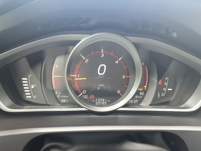 V40 D2 MOMENTUM R - DESIGN AUTOMATIC ****, 2017 god.