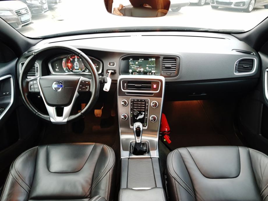Volvo S60 D4 **R Design**2015 Godina 12MJ**121800Km**Garancija 12Mj ...
