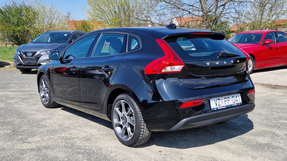 Volvo V40 D2 Momentum, 17, hammer Led, virtual, navi, jamstvo, pdv ...