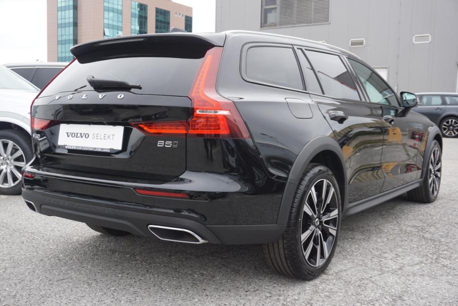 Volvo V60 Cross Country V60CC B5 BENZIN AWD PRO AUT., 2021 god.