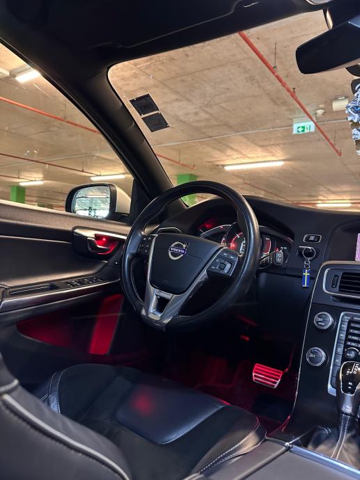 Volvo V60 D5 R-design automatik, 2017 god.