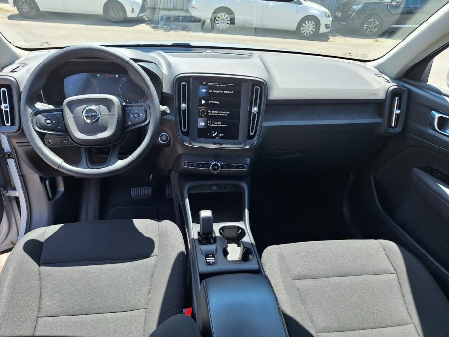 Volvo XC40 T2 Momentum Aut., PARKING SENZORI, LED, 4X GARANCIJA!, 2022 god.